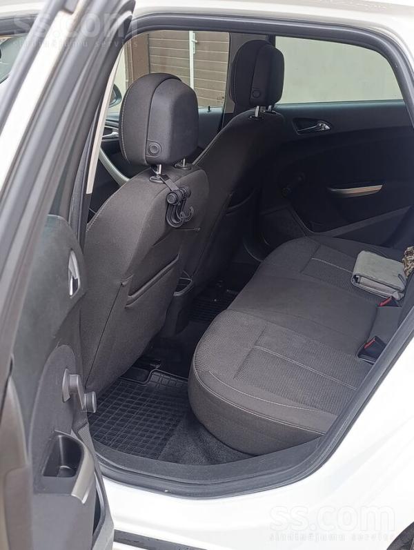 Balts Opel Astra 2011 Rīga, ar dzinēja tilpumu 2.00 L un nobraukumu 265 tūkst. km par 3700 €, foto 10 vietnē AUTOMOTO.COM.LV