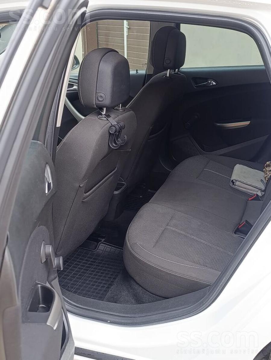 White Opel Astra 2011 in Riga, with an engine capacity of 2.00 L and mileage of 265 thousand km for 3700 €, photo 11 on AUTOMOTO.COM.LV