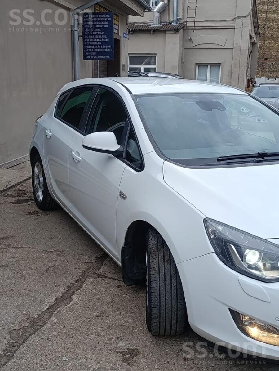 White Opel Astra 2011 in Riga, with an engine capacity of 2.00 L and mileage of 265 thousand km for 3700 €, photo 12 on AUTOMOTO.COM.LV
