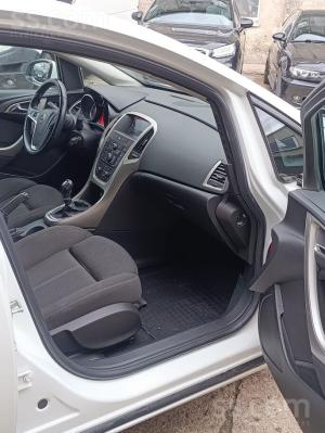 White Opel Astra 2011 in Riga, with an engine capacity of 2.00 L and mileage of 265 thousand km for 3700 €, photo 14 on AUTOMOTO.COM.LV