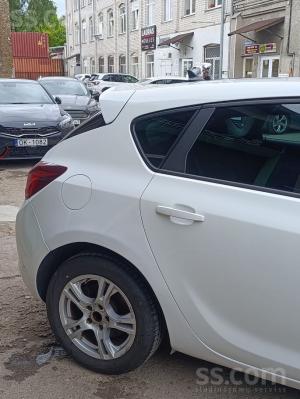 White Opel Astra 2011 in Riga, with an engine capacity of 2.00 L and mileage of 265 thousand km for 3700 €, photo 18 on AUTOMOTO.COM.LV