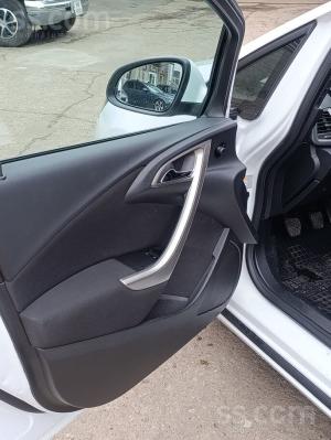 White Opel Astra 2011 in Riga, with an engine capacity of 2.00 L and mileage of 265 thousand km for 3700 €, photo 19 on AUTOMOTO.COM.LV
