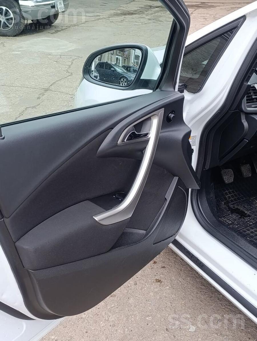 White Opel Astra 2011 in Riga, with an engine capacity of 2.00 L and mileage of 265 thousand km for 3700 €, photo 19 on AUTOMOTO.COM.LV