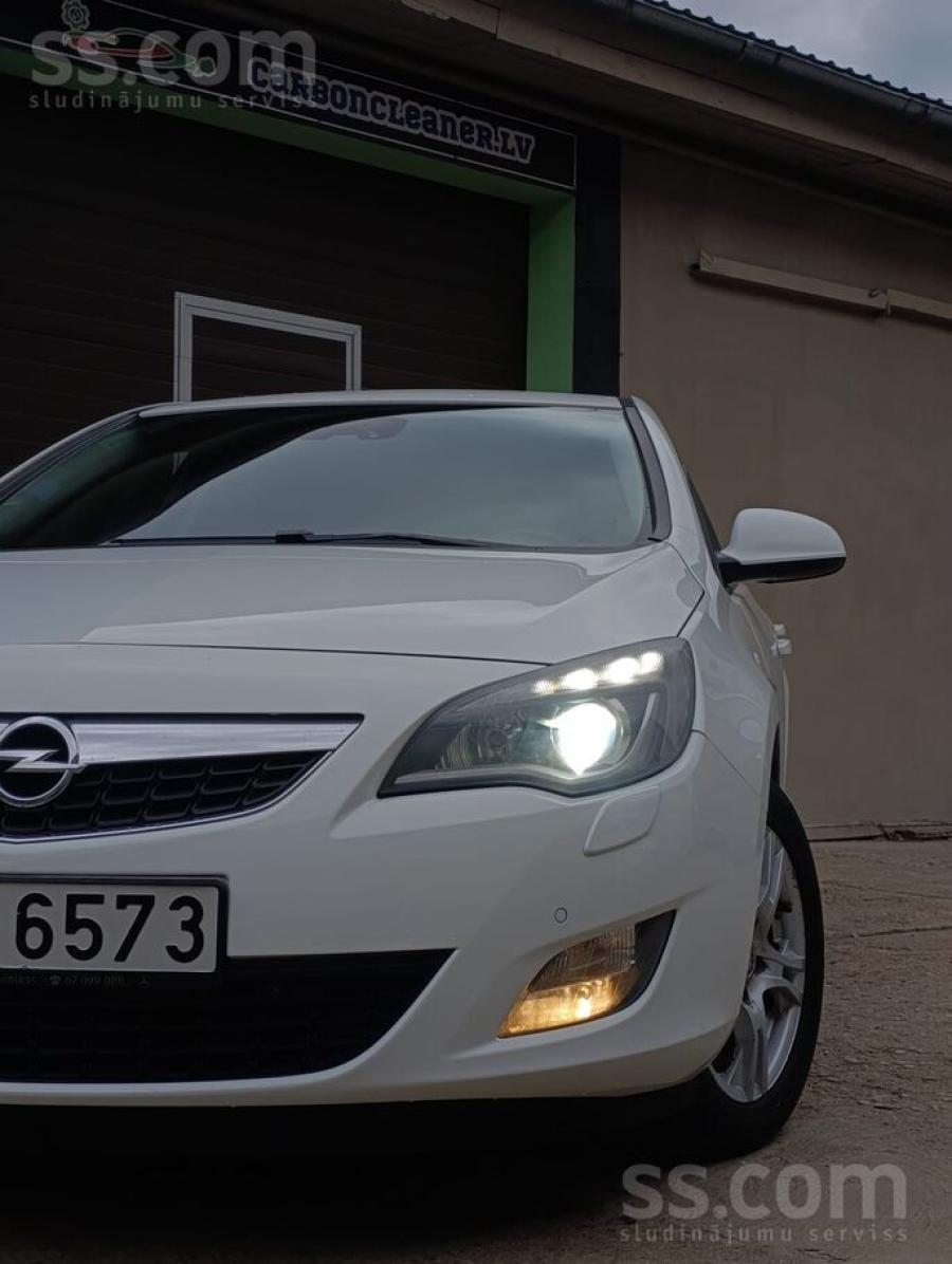 White Opel Astra 2011 in Riga, with an engine capacity of 2.00 L and mileage of 265 thousand km for 3700 €, photo 21 on AUTOMOTO.COM.LV