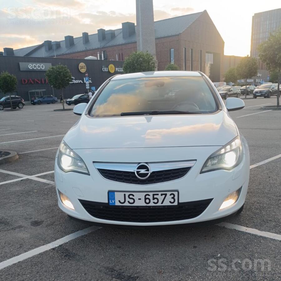 Balts Opel Astra 2011 Rīga, ar dzinēja tilpumu 2.00 L un nobraukumu 265 tūkst. km par 2600 €, foto 1 vietnē AUTOMOTO.COM.LV