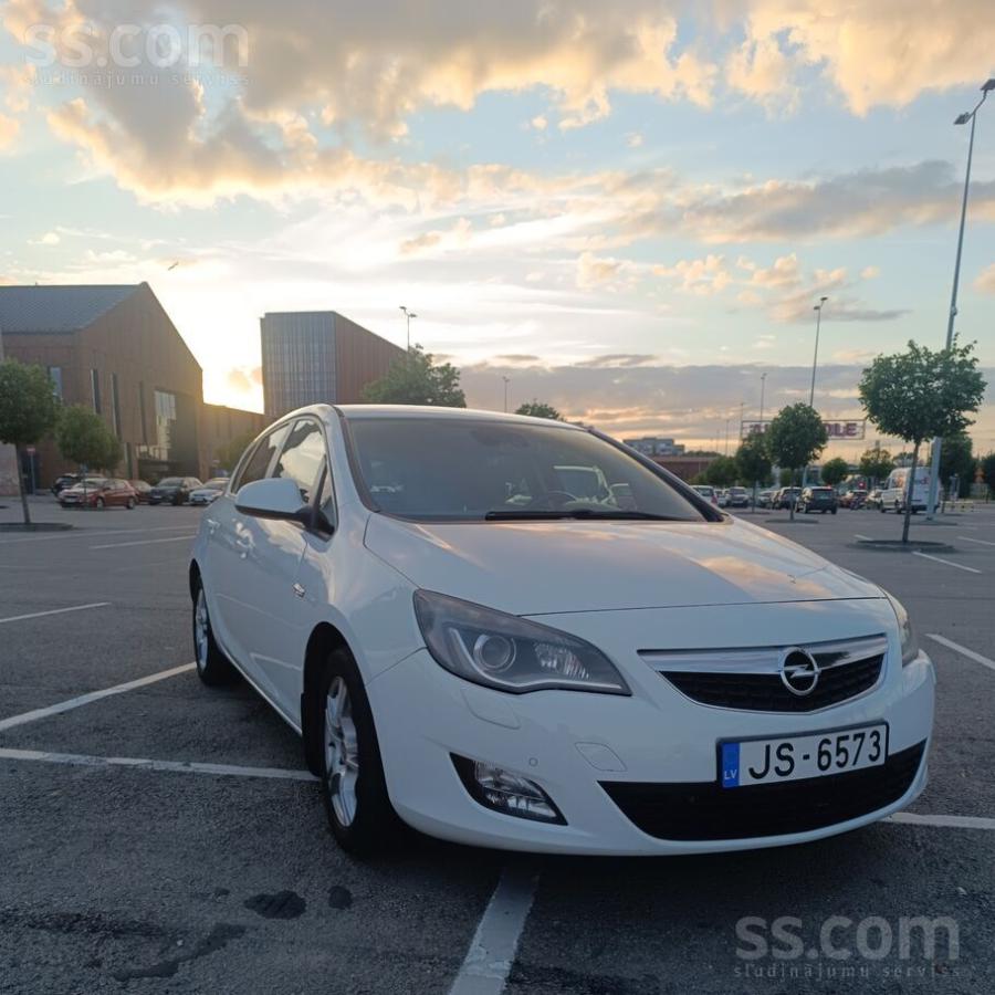 Balts Opel Astra 2011 Rīga, ar dzinēja tilpumu 2.00 L un nobraukumu 265 tūkst. km par 2600 €, foto 3 vietnē AUTOMOTO.COM.LV