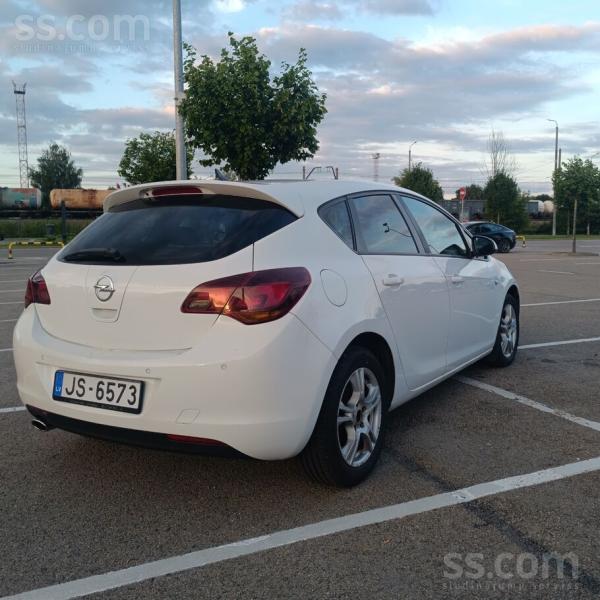 Balts Opel Astra 2011 Rīga, ar dzinēja tilpumu 2.00 L un nobraukumu 265 tūkst. km par 2600 €, foto 5 vietnē AUTOMOTO.COM.LV