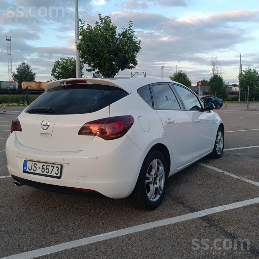 Balts Opel Astra 2011 Rīga, ar dzinēja tilpumu 2.00 L un nobraukumu 265 tūkst. km par 2600 €, foto 5 vietnē AUTOMOTO.COM.LV