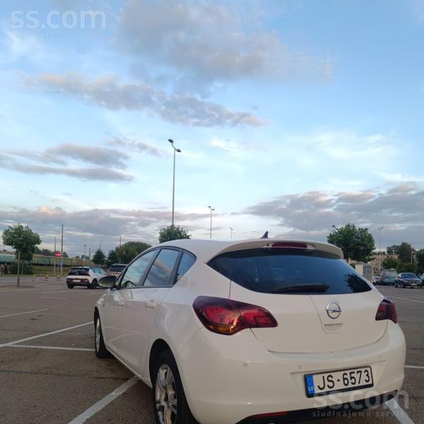 Balts Opel Astra 2011 Rīga, ar dzinēja tilpumu 2.00 L un nobraukumu 265 tūkst. km par 2600 €, foto 6 vietnē AUTOMOTO.COM.LV