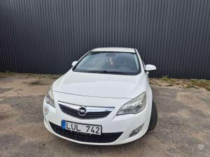 White Opel Astra 2011 in Siauliai, with an engine capacity of 1.69 L and mileage of 260 thousand km for 2400 €, photo  on AUTOMOTO.COM.LV