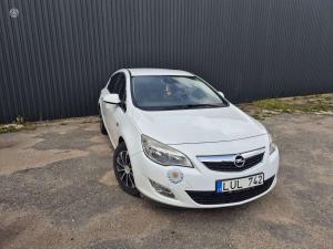 White Opel Astra 2011 in Siauliai, with an engine capacity of 1.69 L and mileage of 260 thousand km for 2400 €, photo 3 on AUTOMOTO.COM.LV