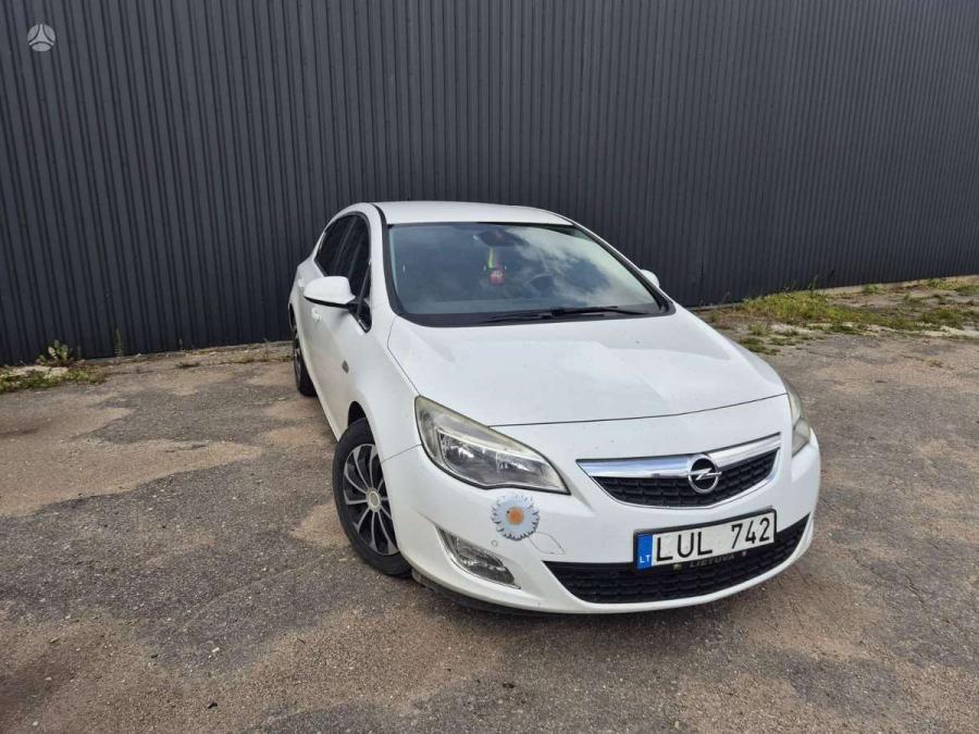 White Opel Astra 2011 in Siauliai, with an engine capacity of 1.69 L and mileage of 260 thousand km for 2400 €, photo 3 on AUTOMOTO.COM.LV
