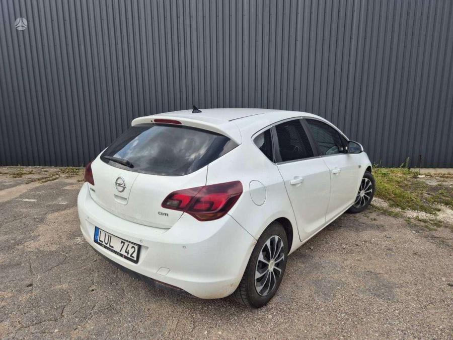White Opel Astra 2011 in Siauliai, with an engine capacity of 1.69 L and mileage of 260 thousand km for 2400 €, photo 4 on AUTOMOTO.COM.LV