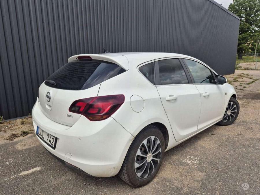 White Opel Astra 2011 in Siauliai, with an engine capacity of 1.69 L and mileage of 260 thousand km for 2400 €, photo 5 on AUTOMOTO.COM.LV