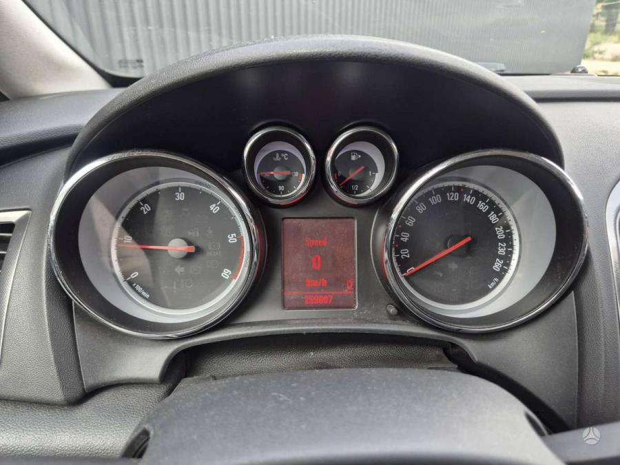 White Opel Astra 2011 in Siauliai, with an engine capacity of 1.69 L and mileage of 260 thousand km for 2400 €, photo 6 on AUTOMOTO.COM.LV