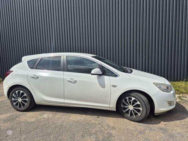 Balts Opel Astra 2011 Šauļi, ar dzinēja tilpumu 1.69 L un nobraukumu 260 tūkst. km par 2400 €, foto 7 vietnē AUTOMOTO.COM.LV