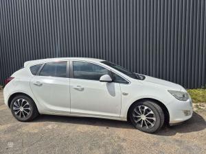 White Opel Astra 2011 in Siauliai, with an engine capacity of 1.69 L and mileage of 260 thousand km for 2400 €, photo 8 on AUTOMOTO.COM.LV