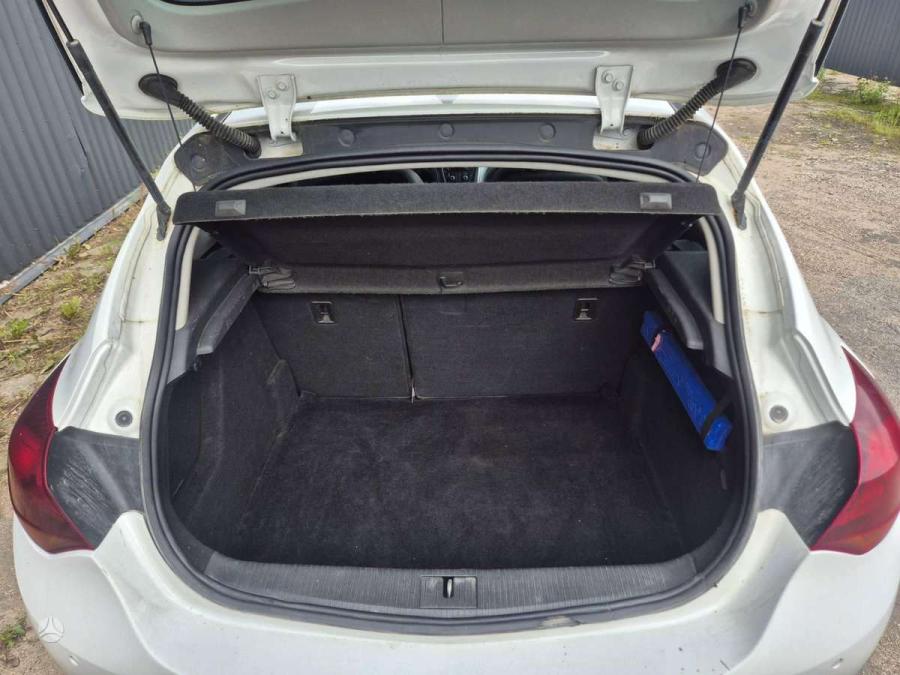 White Opel Astra 2011 in Siauliai, with an engine capacity of 1.69 L and mileage of 260 thousand km for 2400 €, photo 9 on AUTOMOTO.COM.LV