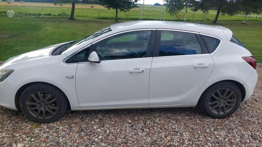 Balts Opel Astra 2011 Šilalė, ar dzinēja tilpumu 1.69 L un nobraukumu 450 tūkst. km par 2100 €, foto 4 vietnē AUTOMOTO.COM.LV