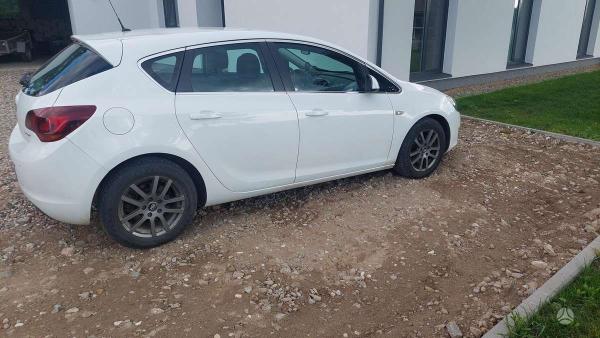 Balts Opel Astra 2011 Šilalė, ar dzinēja tilpumu 1.69 L un nobraukumu 450 tūkst. km par 2100 €, foto 5 vietnē AUTOMOTO.COM.LV