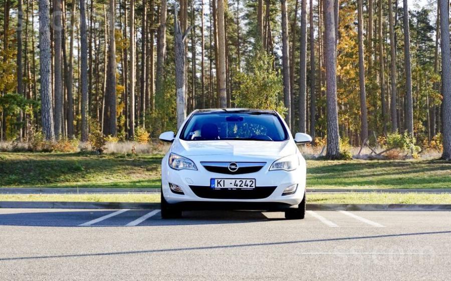 Balts Opel Astra 2012 Rīga, ar dzinēja tilpumu 1.70 L un nobraukumu 228 tūkst. km par 4390 €, foto 3 vietnē AUTOMOTO.COM.LV