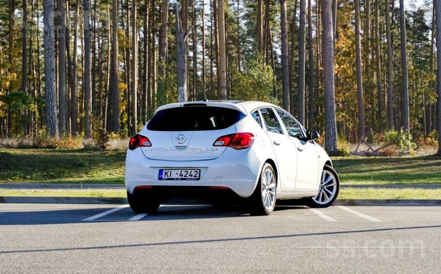 Balts Opel Astra 2012 Rīga, ar dzinēja tilpumu 1.70 L un nobraukumu 228 tūkst. km par 4390 €, foto 5 vietnē AUTOMOTO.COM.LV