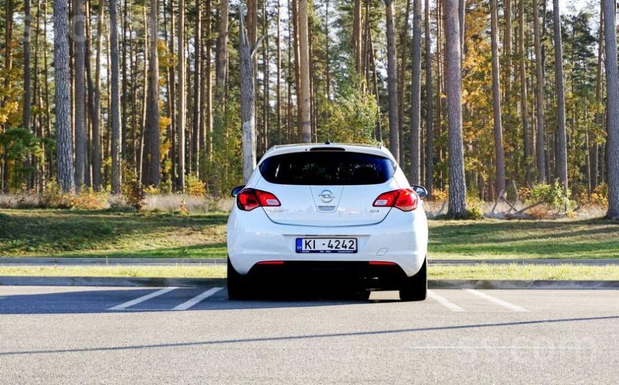 Balts Opel Astra 2012 Rīga, ar dzinēja tilpumu 1.70 L un nobraukumu 228 tūkst. km par 4390 €, foto 6 vietnē AUTOMOTO.COM.LV