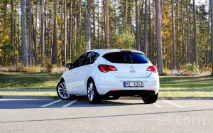 Balts Opel Astra 2012 Rīga, ar dzinēja tilpumu 1.70 L un nobraukumu 228 tūkst. km par 4390 €, foto 7 vietnē AUTOMOTO.COM.LV