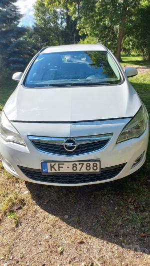 White Opel Astra 2012 in Riga, with an engine capacity of 1.90 L and mileage of 443 thousand km for 2500 €, photo 8 on AUTOMOTO.COM.LV