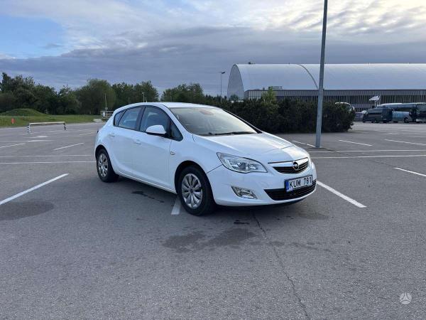White Opel Astra 2012 in Siauliai, with an engine capacity of 1.69 L and mileage of 260 thousand km for 2600 €, photo 1 on AUTOMOTO.COM.LV