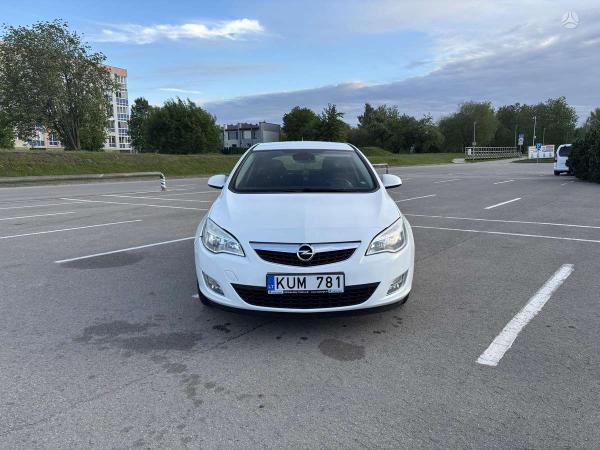 White Opel Astra 2012 in Siauliai, with an engine capacity of 1.69 L and mileage of 260 thousand km for 2600 €, photo 2 on AUTOMOTO.COM.LV