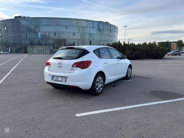 White Opel Astra 2012 in Siauliai, with an engine capacity of 1.69 L and mileage of 260 thousand km for 2600 €, photo 4 on AUTOMOTO.COM.LV