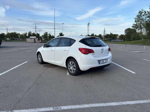 White Opel Astra 2012 in Siauliai, with an engine capacity of 1.69 L and mileage of 260 thousand km for 2600 €, photo 6 on AUTOMOTO.COM.LV