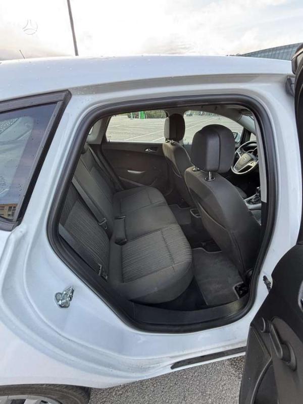White Opel Astra 2012 in Siauliai, with an engine capacity of 1.69 L and mileage of 260 thousand km for 2600 €, photo 8 on AUTOMOTO.COM.LV