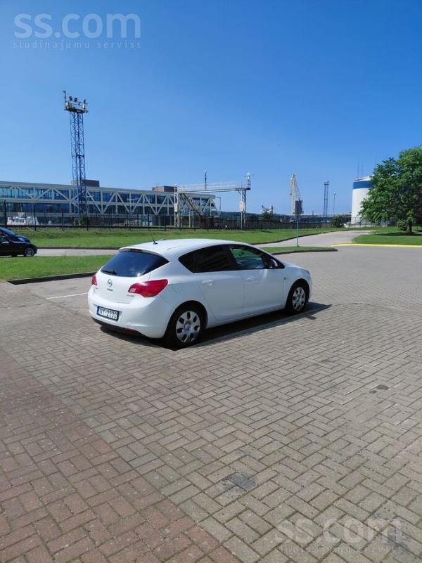 Balts Opel Astra 2012 Daugavpils, ar dzinēja tilpumu 1.30 L un nobraukumu 330 tūkst. km par 1600 €, foto 3 vietnē AUTOMOTO.COM.LV