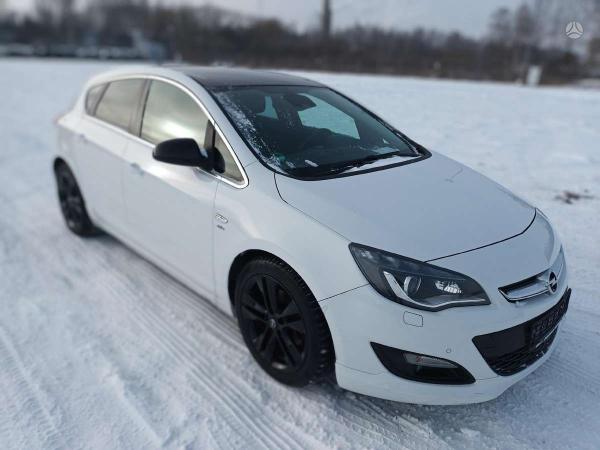 White Opel Astra 2013 in Marijampole, with an engine capacity of 1.69 L and mileage of 163 thousand km for 3900 €, photo 2 on AUTOMOTO.COM.LV