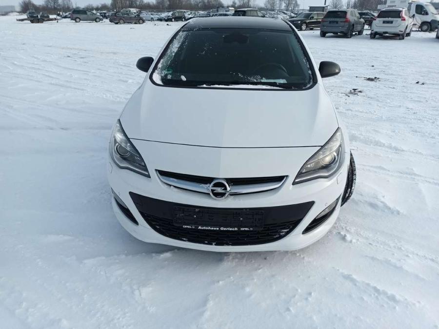 White Opel Astra 2013 in Marijampole, with an engine capacity of 1.69 L and mileage of 163 thousand km for 3900 €, photo 3 on AUTOMOTO.COM.LV