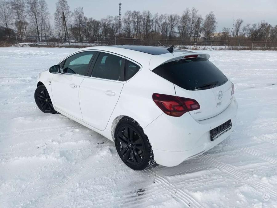 White Opel Astra 2013 in Marijampole, with an engine capacity of 1.69 L and mileage of 163 thousand km for 3900 €, photo 4 on AUTOMOTO.COM.LV