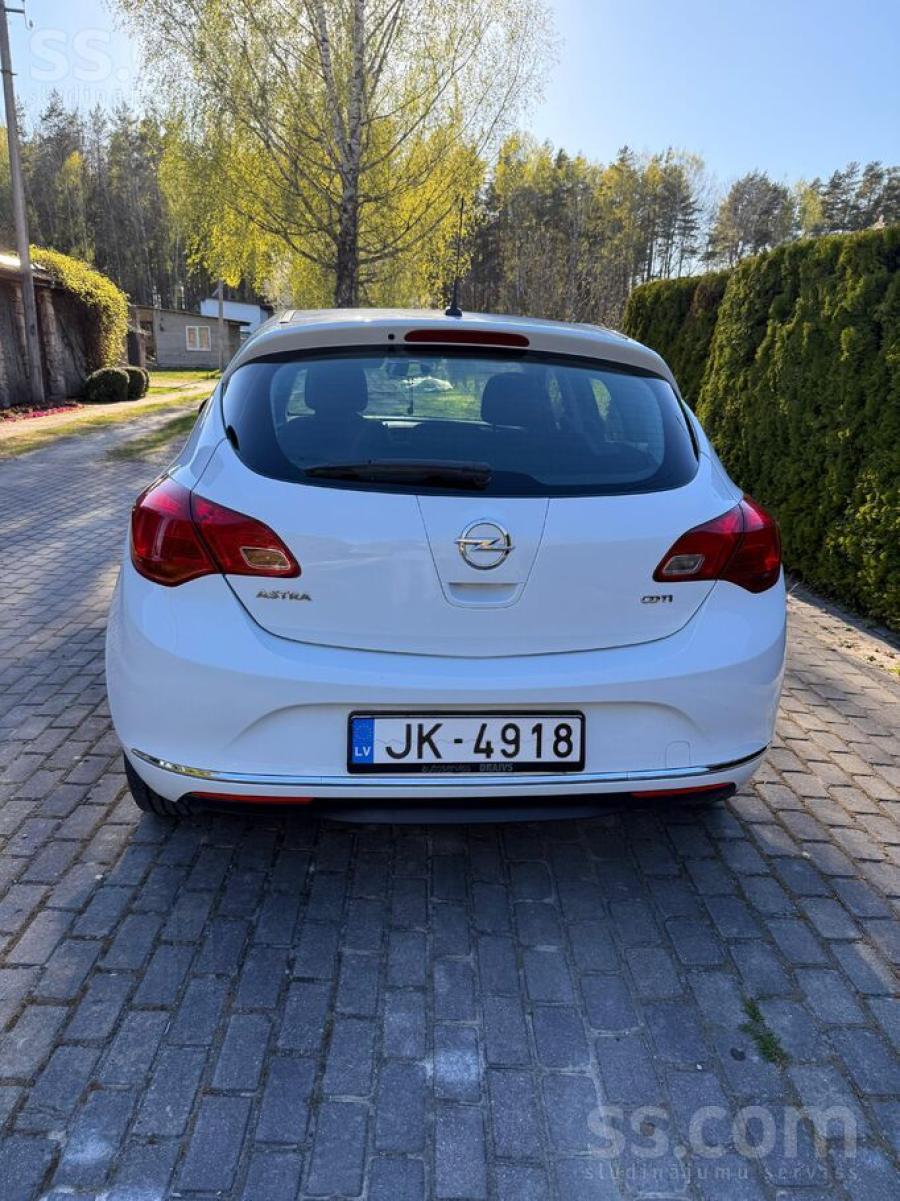 White Opel Astra 2013 in Riga, with an engine capacity of 1.70 L and mileage of 176 thousand km for 3300 €, photo 4 on AUTOMOTO.COM.LV