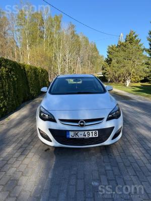 White Opel Astra 2013 in Riga, with an engine capacity of 1.70 L and mileage of 176 thousand km for 3300 €, photo 9 on AUTOMOTO.COM.LV