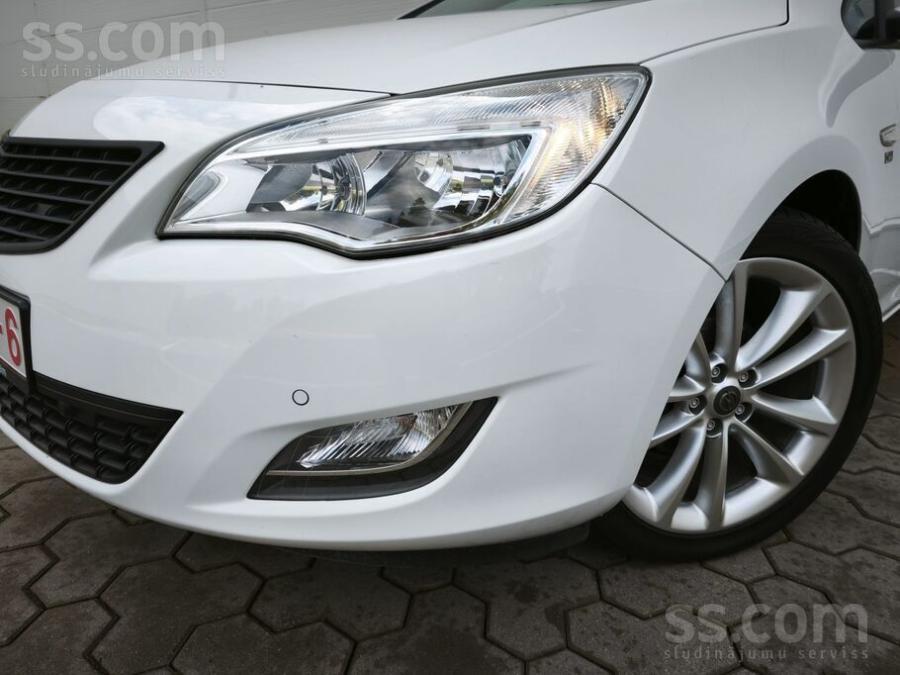 White Opel Astra 2013 in Riga, with an engine capacity of 1.40 L and mileage of 156 thousand km for 5900 €, photo 1 on AUTOMOTO.COM.LV