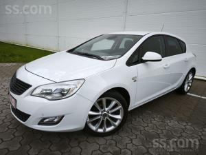 White Opel Astra 2013 in Riga, with an engine capacity of 1.40 L and mileage of 156 thousand km for 5900 €, photo 3 on AUTOMOTO.COM.LV