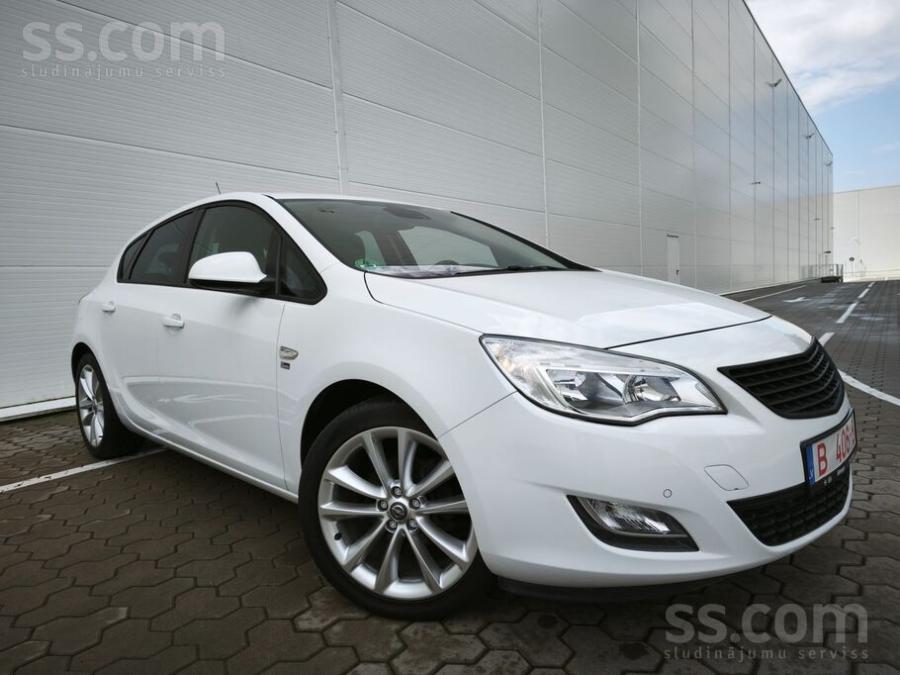 White Opel Astra 2013 in Riga, with an engine capacity of 1.40 L and mileage of 156 thousand km for 5900 €, photo 4 on AUTOMOTO.COM.LV