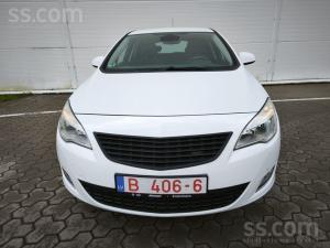 White Opel Astra 2013 in Riga, with an engine capacity of 1.40 L and mileage of 156 thousand km for 5900 €, photo 5 on AUTOMOTO.COM.LV