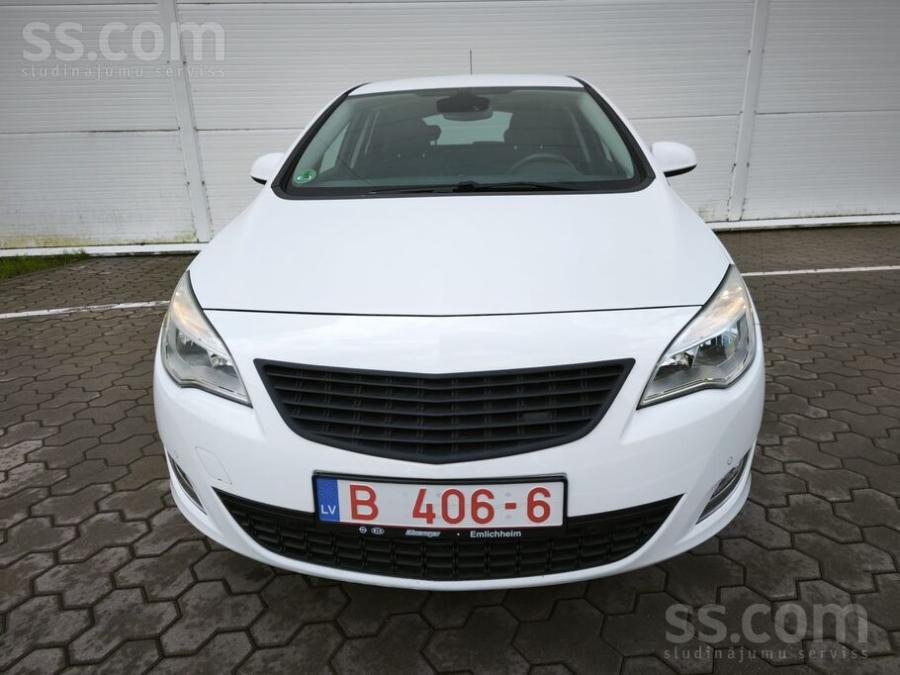 White Opel Astra 2013 in Riga, with an engine capacity of 1.40 L and mileage of 156 thousand km for 5900 €, photo 5 on AUTOMOTO.COM.LV