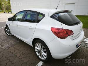 White Opel Astra 2013 in Riga, with an engine capacity of 1.40 L and mileage of 156 thousand km for 5900 €, photo 6 on AUTOMOTO.COM.LV
