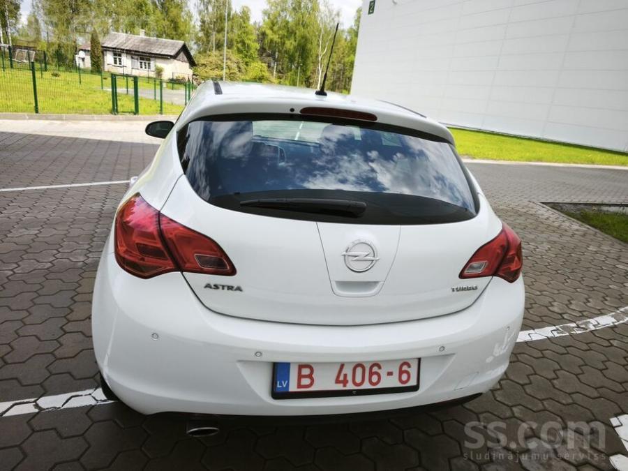 White Opel Astra 2013 in Riga, with an engine capacity of 1.40 L and mileage of 156 thousand km for 5900 €, photo 8 on AUTOMOTO.COM.LV