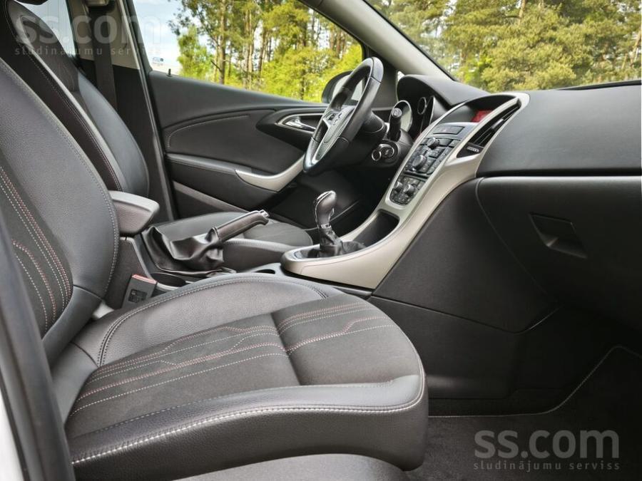 White Opel Astra 2013 in Riga, with an engine capacity of 1.40 L and mileage of 156 thousand km for 5900 €, photo 10 on AUTOMOTO.COM.LV