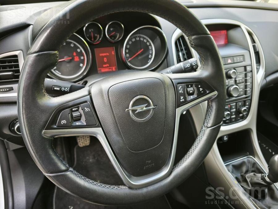 White Opel Astra 2013 in Riga, with an engine capacity of 1.40 L and mileage of 156 thousand km for 5900 €, photo 14 on AUTOMOTO.COM.LV