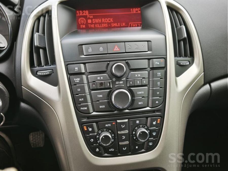 White Opel Astra 2013 in Riga, with an engine capacity of 1.40 L and mileage of 156 thousand km for 5900 €, photo 19 on AUTOMOTO.COM.LV